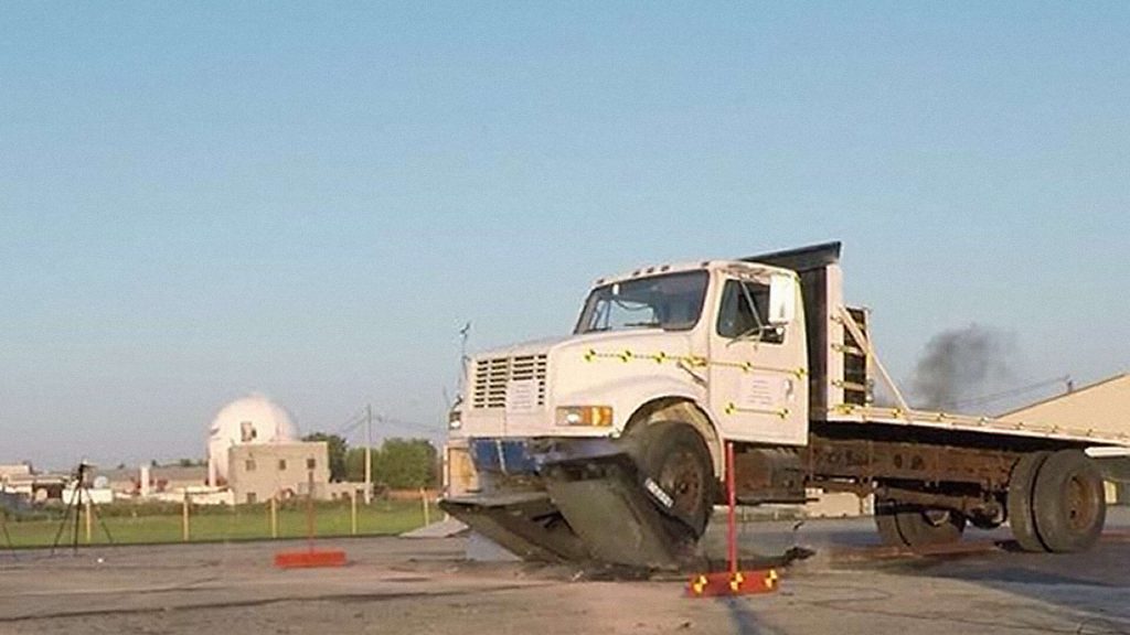Pyramid bi directional hydraulic vehicle barrier [barricade] - Mifram ...